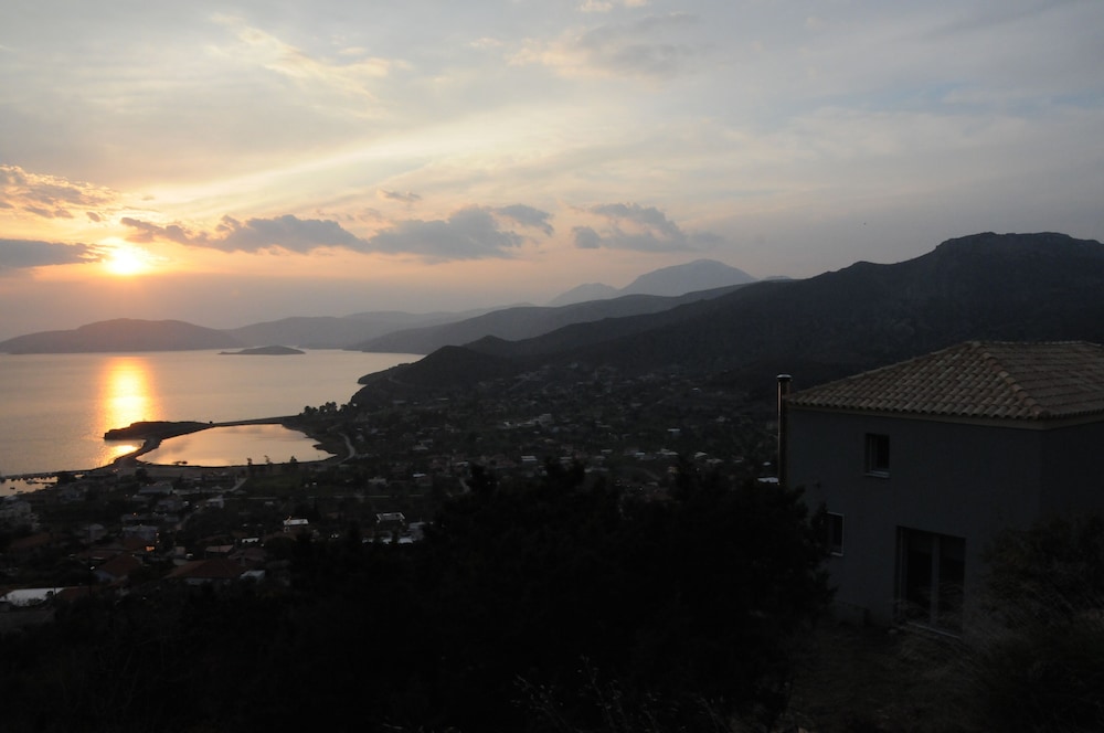 Maisons Avec Piscine Avec Vue Magnifique Au Coucher Du Soleil - Grèce