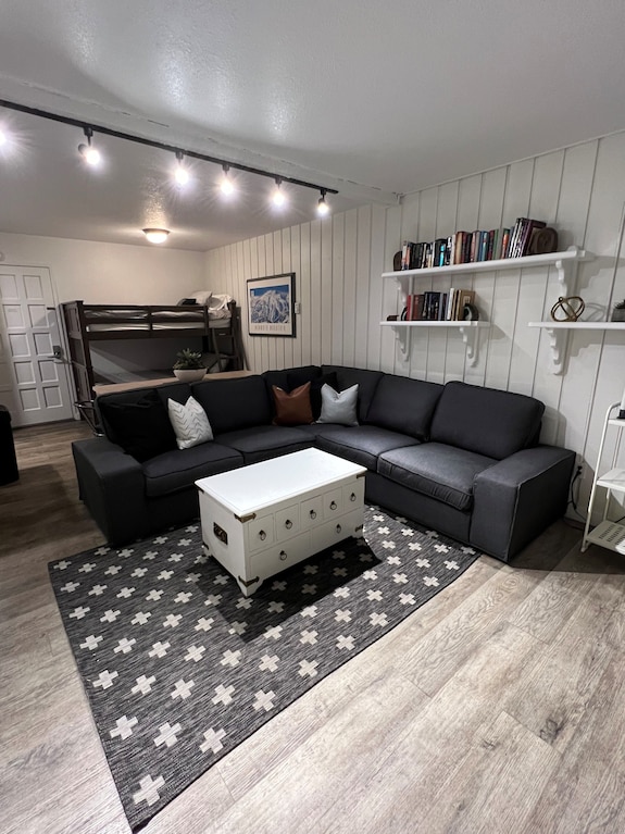 Chic, Chamonix Chalet Walk To Canyon Lodge -Legal Rental - June Lake, CA