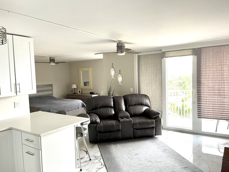 7 Miles Of Paradise! Completely Renovated Condo. Cleaning Included. - 포르 마이어스 비치