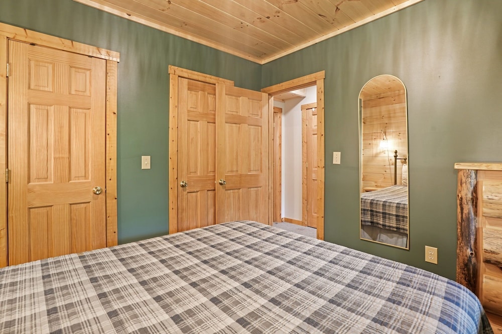 Liberty Ridge Cabin, Near Old Man's Cave, Fire Pit, Deck, Hottub, Wifi, Rec Room - Ohio