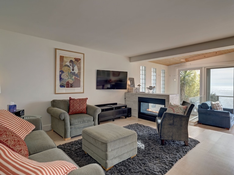 Lower Gibsons Beachfront Ocean 3 Br Home,- Hot Tub, Fire Bowl\n Walk To Town - Sunshine Coast