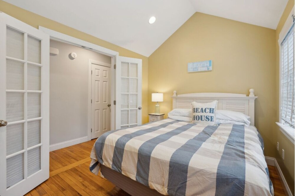 Beautiful 4 Br, Close To Everything!!  Walk To Gooch's Beach And Dock Square! - Kennebunk, ME