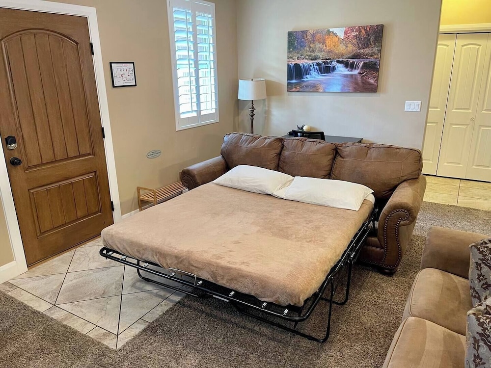 Comfortable Home Near Zion - High Speed Wifi - Self Checkin/out - Outdoor Grill - Zion National Park