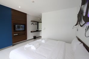 Standard Double Room | Secretária, cortinas/cortinados opacos, quartos insonorizados 