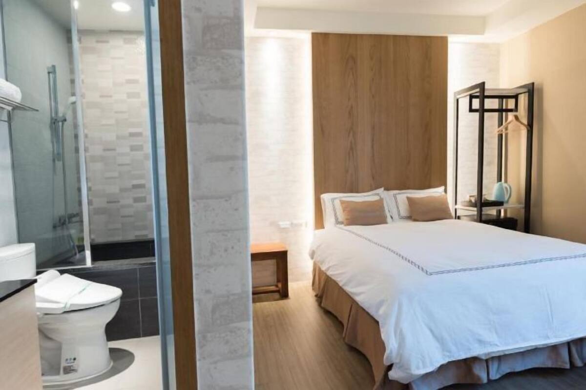 Cortinas blackout, quartos à prova de som, Wi-Fi de cortesia