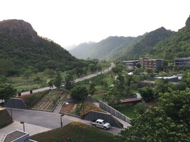 Área residencial com edifícios modernos, uma rua e vegetação ao redor.