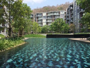 Piscina exterior, guarda-sóis, espreguiçadeiras 
