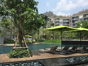 Piscina exterior, guarda-sóis, espreguiçadeiras 