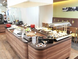 Pequeno-almoço tipo buffet diário (1800 JPY por pessoa) 