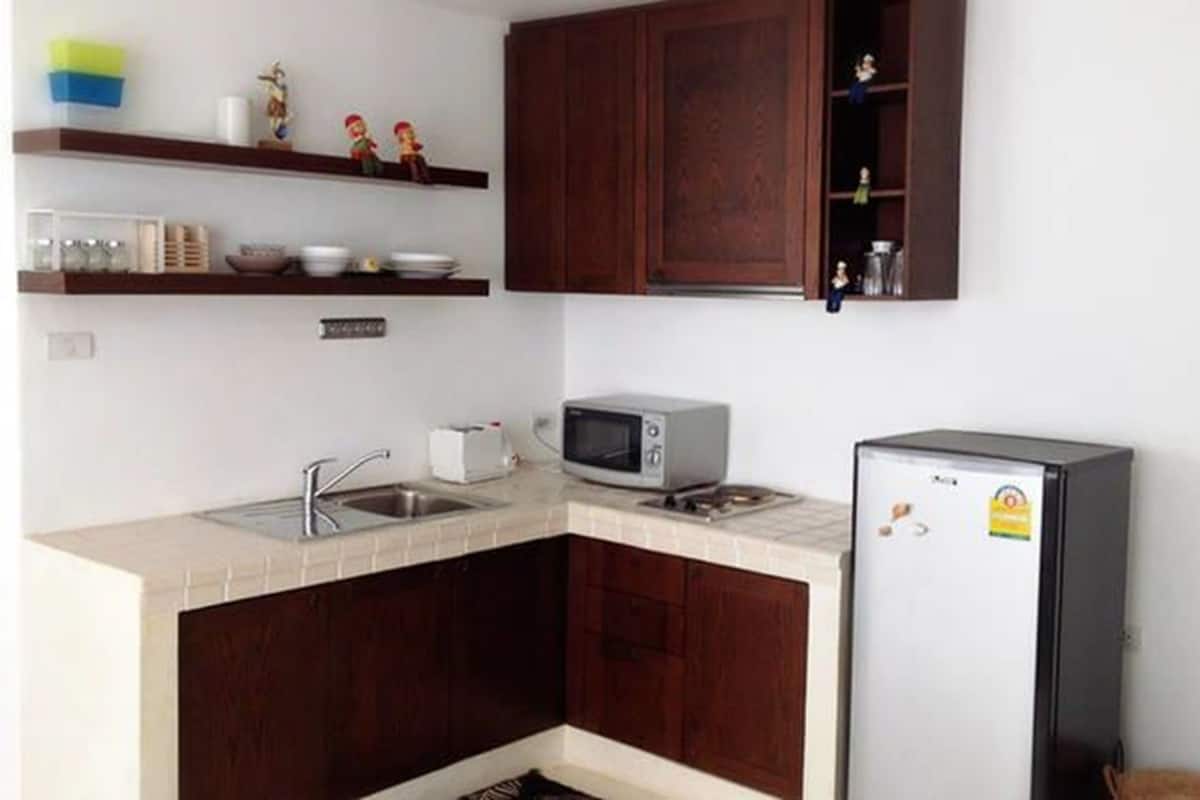 One Bedroom Condominium | Cozinha americana privada | Geladeira, micro-ondas em uma área comum, cooktop, chaleira elétrica