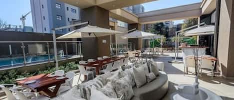 Café da manhã, almoço e jantar; local e internacional