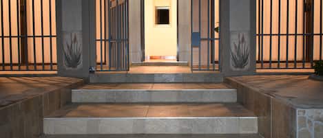 Fachada da propriedade à noite