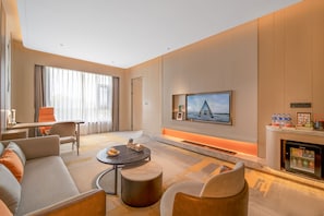 Suite Premier, vista para o lago | Roupa de alta qualidade, minibar grátis, cofre no quarto, secretária 