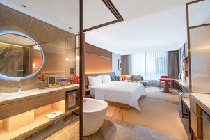 Quarto Duplo de Luxo, vista para o lago | Roupa de alta qualidade, minibar grátis, cofre no quarto, secretária 