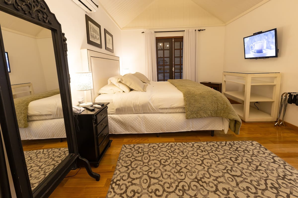 Roupas de cama premium, frigobar, cofres nos quartos