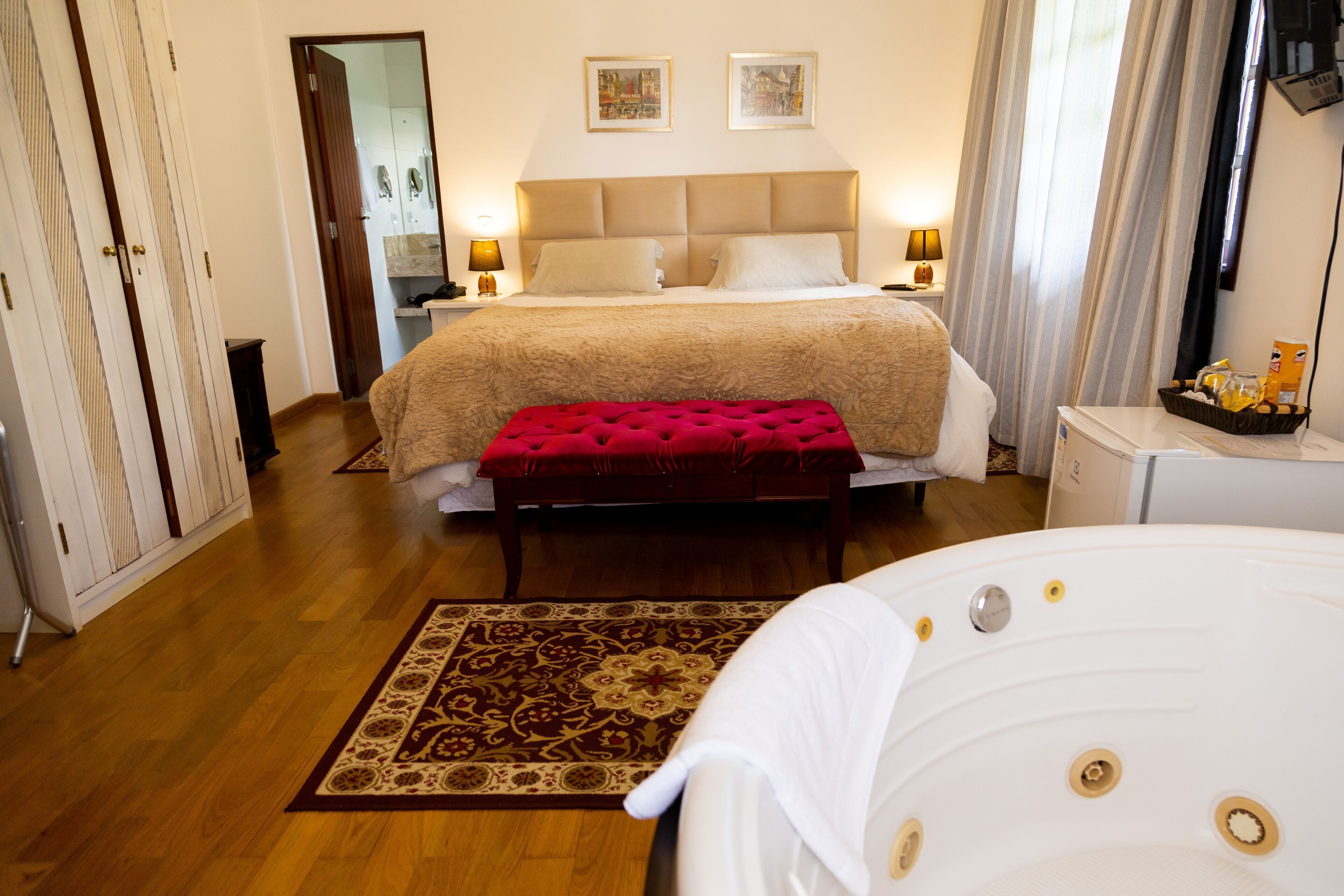 Roupas de cama premium, frigobar, cofres nos quartos