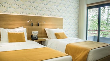 Quarto duplo | Cofres nos quartos, escrivaninha, cortinas blackout