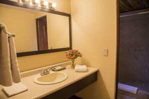 Um polibã, um secador de cabelo (mediante pedido), toalhas fornecidas 