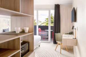 Quarto luxo, 1 cama King, sacada, vista para o mar | Comodidades do quarto