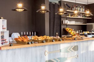 Café da manhã com buffet todos os dias (EUR 17 por pessoa) 