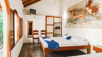 Quarto Triplo | Cofre no quarto, cortinas/cortinados opacos, ferro/tábua de engomar