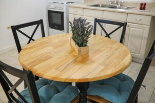 Apartamento luxo, 1 cama King, terraço, no jardim | Opções para refeição no quarto