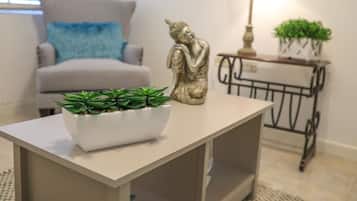 Apartamento Deluxe, 1 cama king-size, terraço, junto ao jardim | Sala | TV de ecrã plano