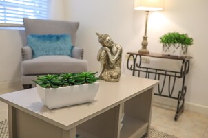 Apartamento luxo, 1 cama King, terraço, no jardim | Sala de estar | TV de tela plana