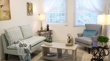 Apartamento Deluxe, 1 cama king-size, terraço, junto ao jardim | Sala | TV de ecrã plano