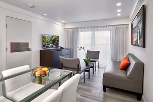 Two Bedroom Penthouse Loft Suite with Balcony and Kitchenette | Cofres nos quartos, individualmente decorados