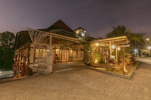 Fachada da propriedade à noite