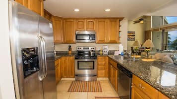 Condo, 2 quartos | Cozinha privada | Geladeira grande, micro-ondas, fogão, cooktop