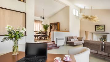 Apartamento Superior, 4 quartos, terraço | Sala de estar | Smart TV de 42 polegadas com canais por cabo, televisor