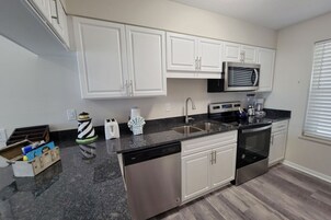 Condo, 2 quartos | Cozinha privada | Geladeira grande, micro-ondas, fogão, cooktop