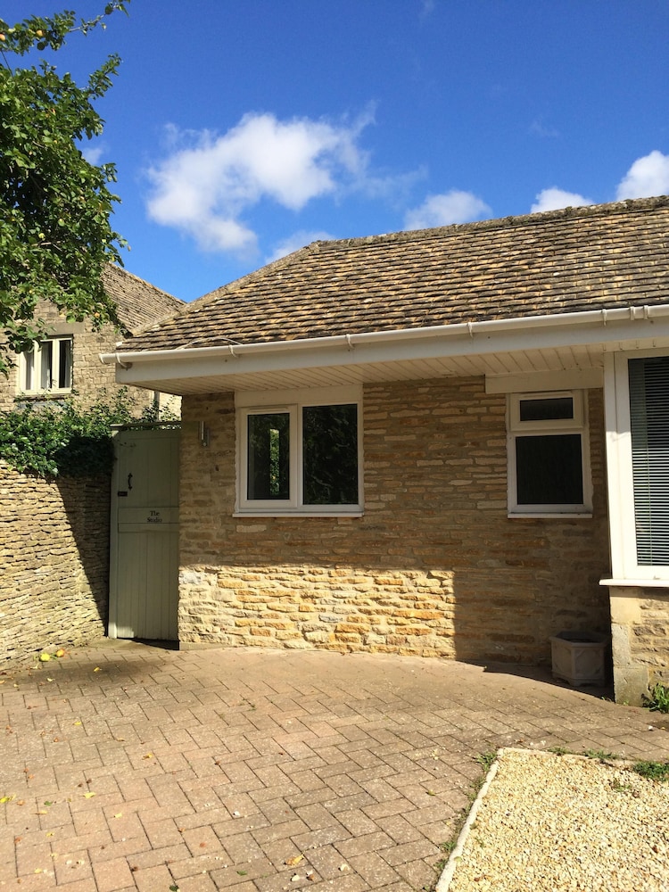 Recently Converted Self-contained Apartment With Garden In Cotswold Village - Oxfordshire