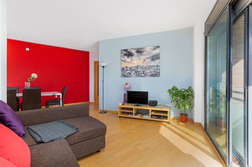 Sunny Terrace Apartment Near Sagrada Familia - 7 Guests - Badalona