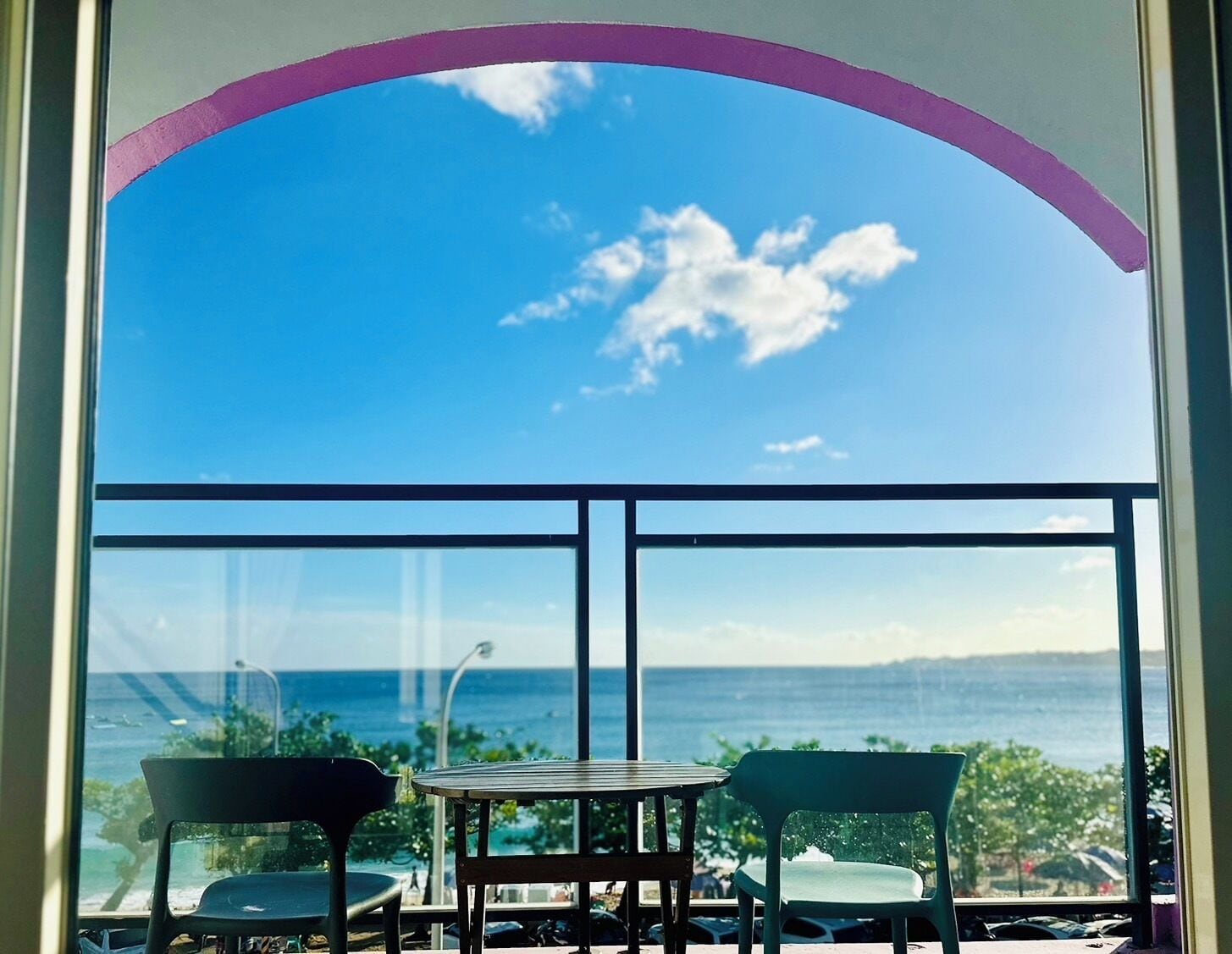 Cortinas blackout, quartos à prova de som, Wi-Fi de cortesia