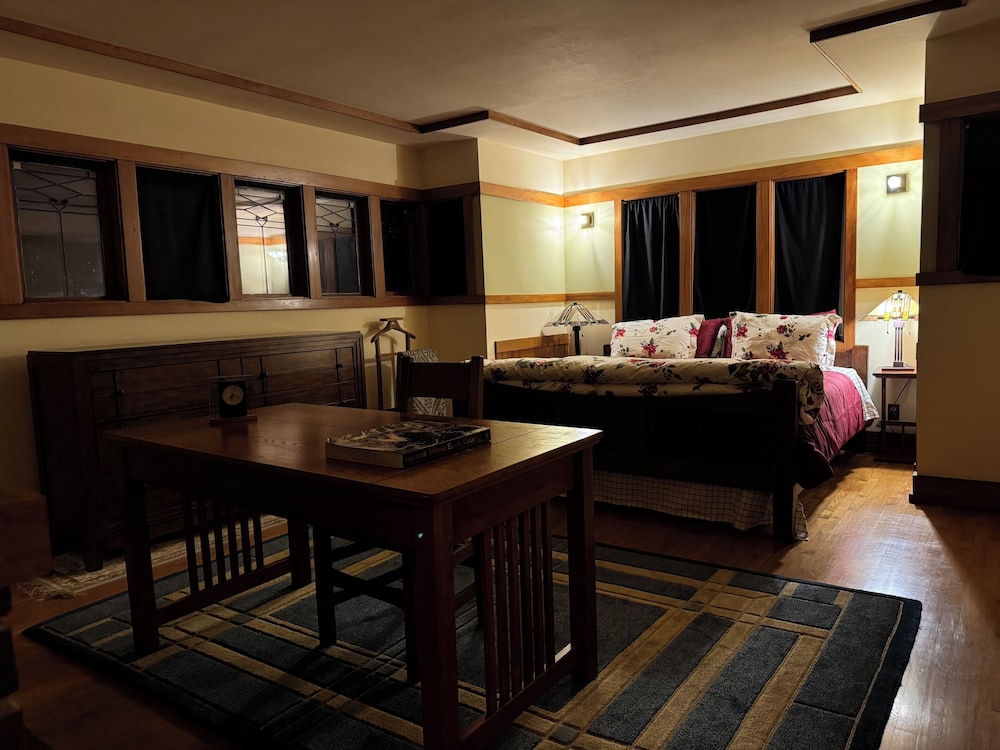 Frank Lloyd Wright-designed House In Milwaukee, Wi, 4 Bed 2.5 Bath, Sleep10 - Milwaukee, WI