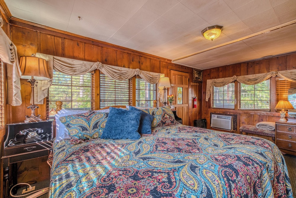 Midtown Retro Riverfront Cabin- !Hot Tub, Riverview Deck Pet - Ruidoso, NM