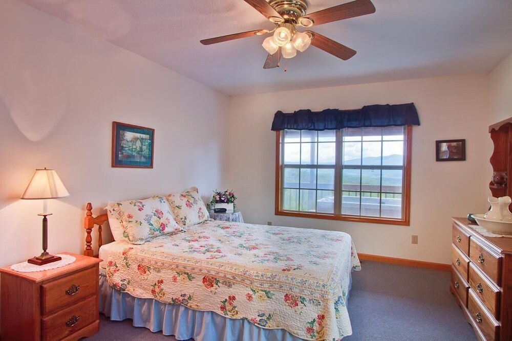 Best Views In All Of The Smokies! On 4 Secluded Acres! Now With Wi-fi - Cosby, TN