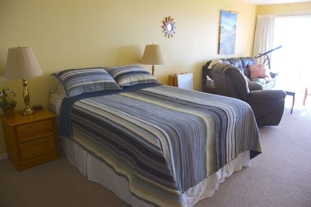 Betta's Cove: Largest Ground-floor Sea Gypsy Condo, 10 Steps From The Sand - Lincoln City, OR