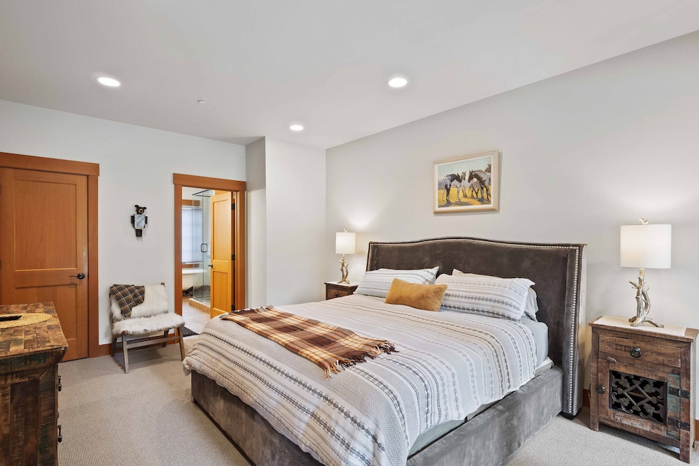 Centrally Located, Pet Friendly: Fenced Yard - Hot Tub, Fire Pit, Ev Charger - Roslyn, WA