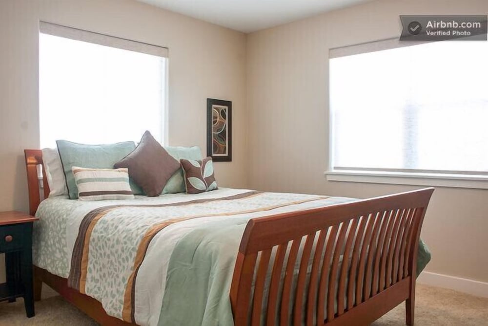 Light-filled 5br W/ Gameroom & Hot Tub Near Bike Trails, Golf, Ski, Downtown - Bend, OR