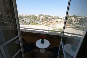 Quarto Twin, varanda, Vista para a cidade | Cofre no quarto, secretária, cortinas/cortinados opacos 