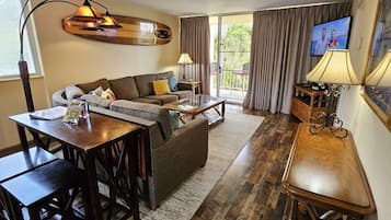 Apartamento em Condomínio Fechado, 2 quartos | Sala de estar | Smart TV
