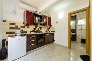 Casa Familiar, varanda, vista para o mar | Cozinha privada | Um frigorífico, uma chaleira elétrica
