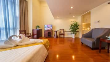Quarto luxo | Escrivaninha, cortinas blackout, quartos à prova de som