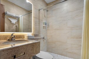 Quarto standard, 1 cama King, para não fumantes, geladeira e micro-ondas | Banheiro | Produtos de toalete grátis, secador de cabelo, toalhas de banho 