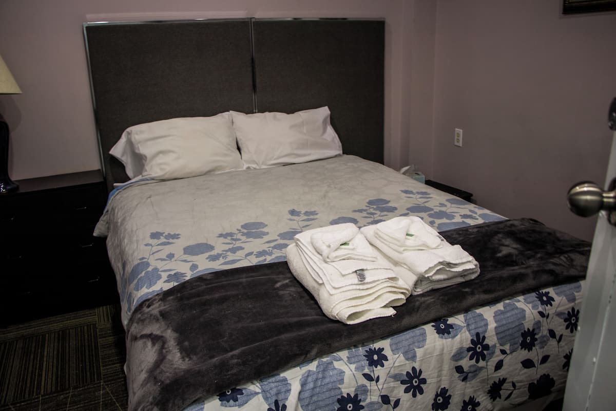 Quarto Duplo, 1 cama queen-size | Lençóis de algodão egípcio, camas de colchão Tempur-Pedic 