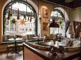 2 restaurantes: opção de café da manhã, almoço e jantar